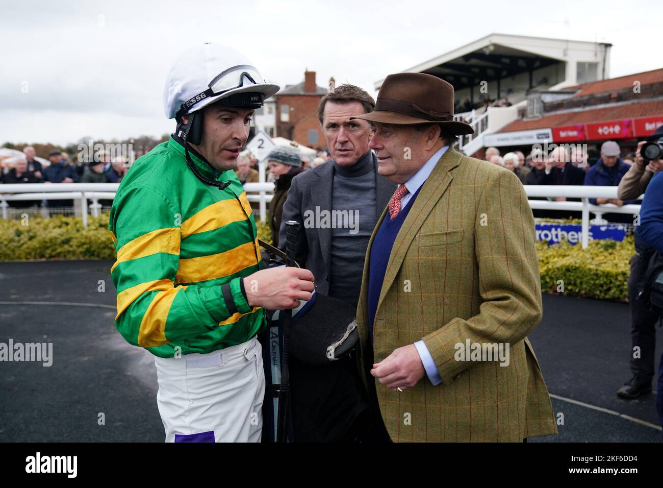 Aidan Coleman spricht mit Trainer Nicky Henderson, nachdem er auf der ...