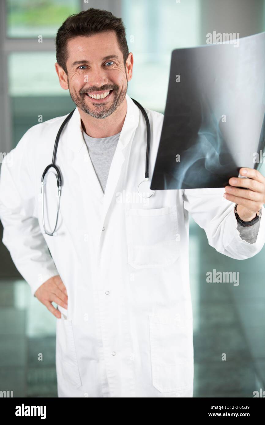 Arzt Mann, der sich die Röntgenradiographie ansieht und dabei eine ...