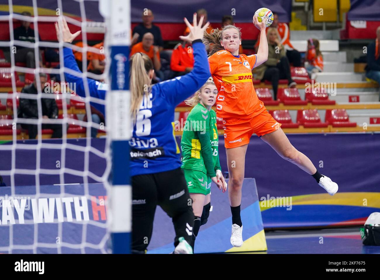 SKOPJE, MAZEDONIEN - 16. NOVEMBER: Debbie Bont aus den Niederlanden ...