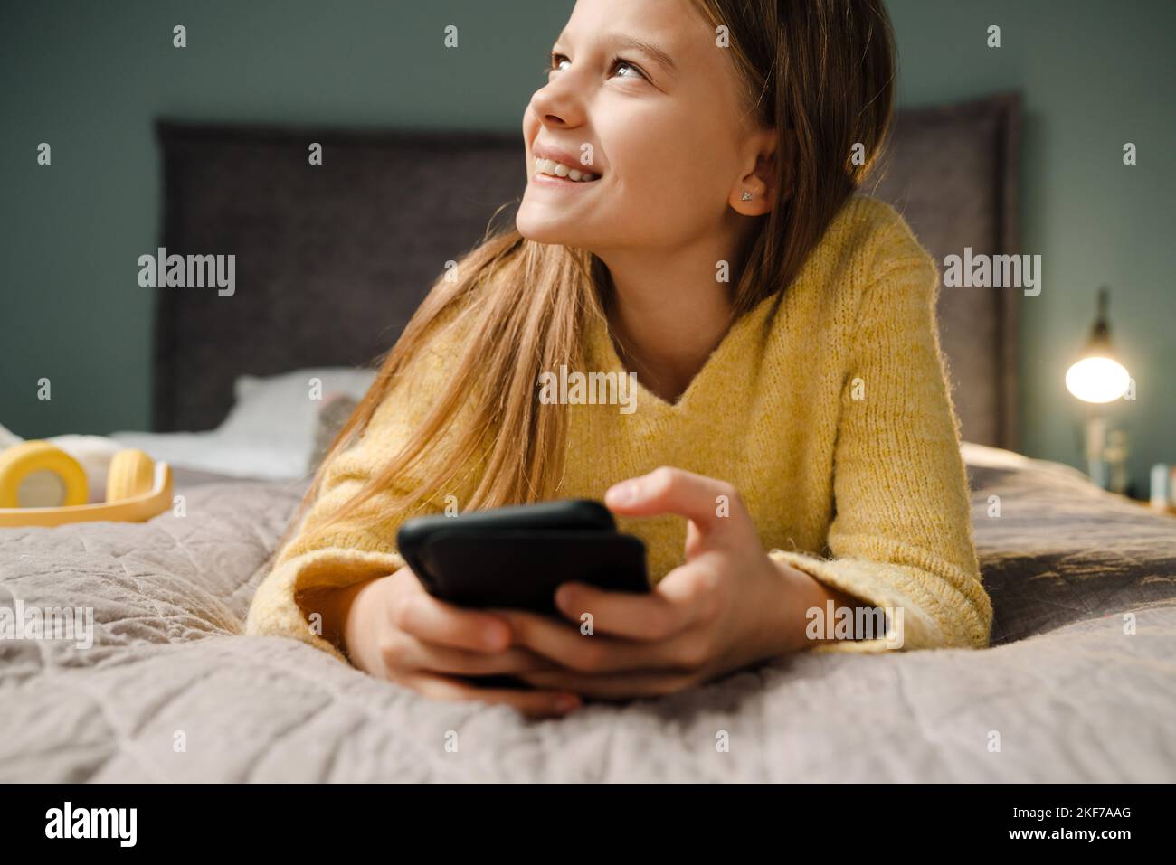 Preteen girl lying on bed -Fotos und -Bildmaterial in hoher Auflösung – Alamy
