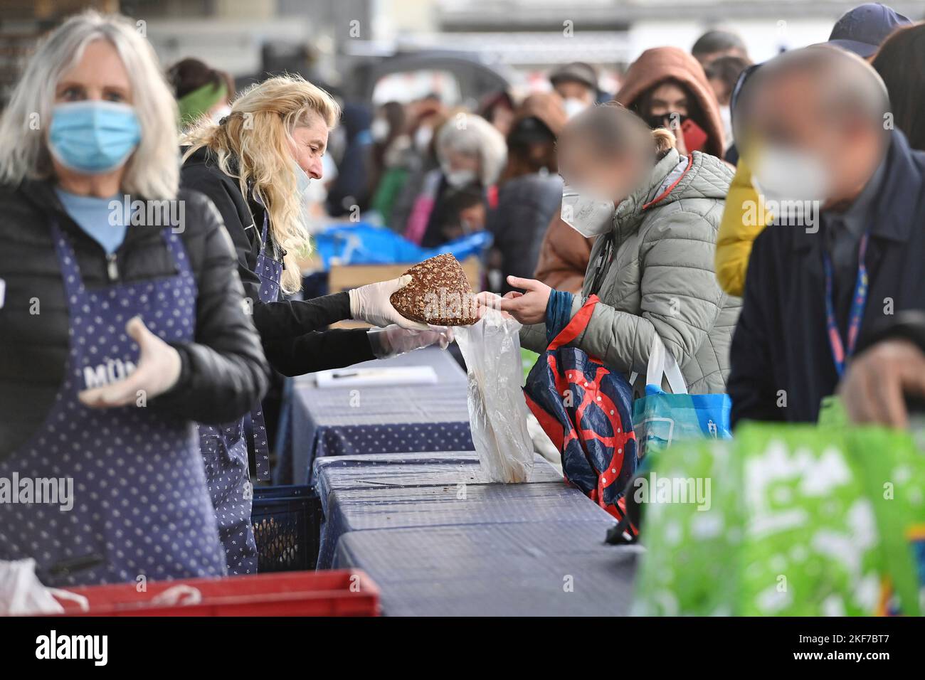 Eilen Sie zur Tafel Bedürftige an der Münchener Tafel vor dem Großmarkt ...