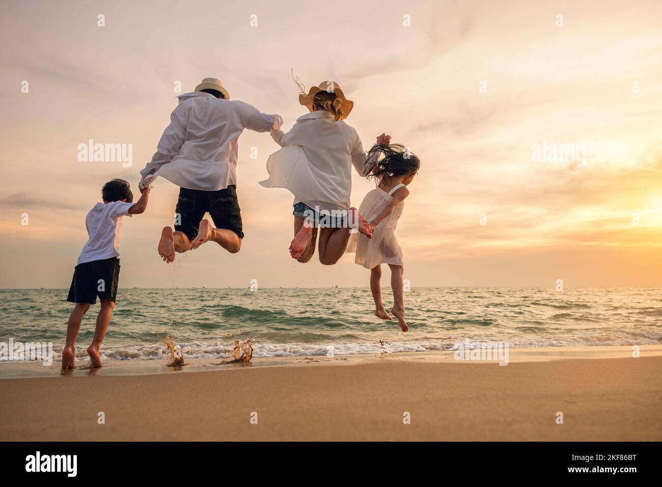 Mother son daughter back silhouette -Fotos und -Bildmaterial in hoher ...