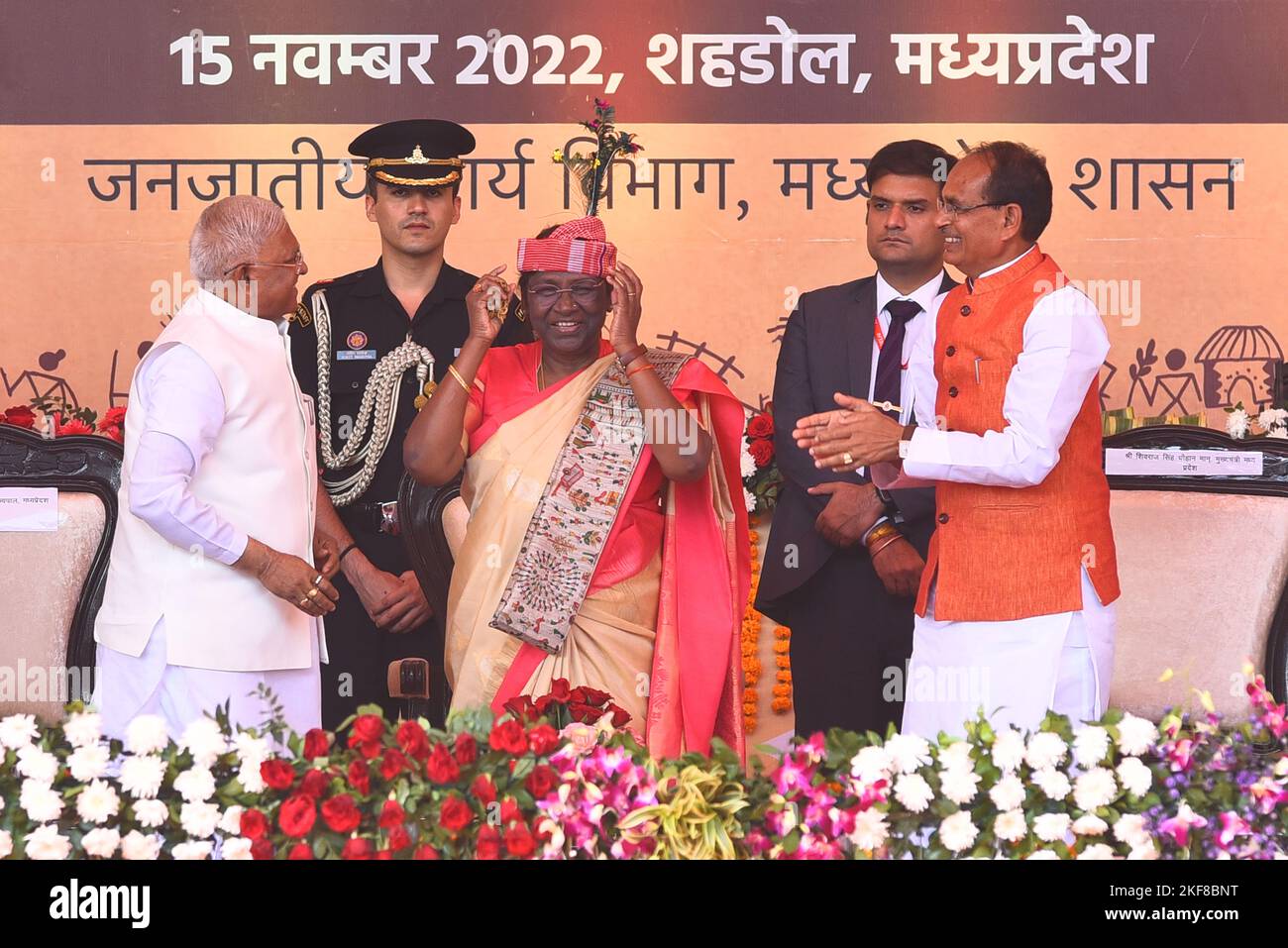 Shahdol, Madhya Pradesh, Indien :15. November 2022 der Präsident von Indien Draupadi Murmu (C ...