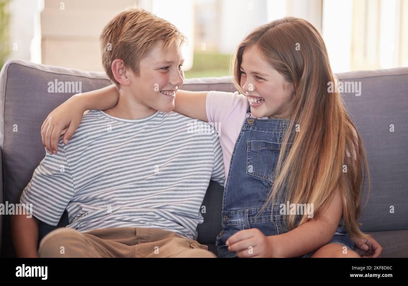 Bruder und schwester haben spaß -Fotos und -Bildmaterial in hoher ...