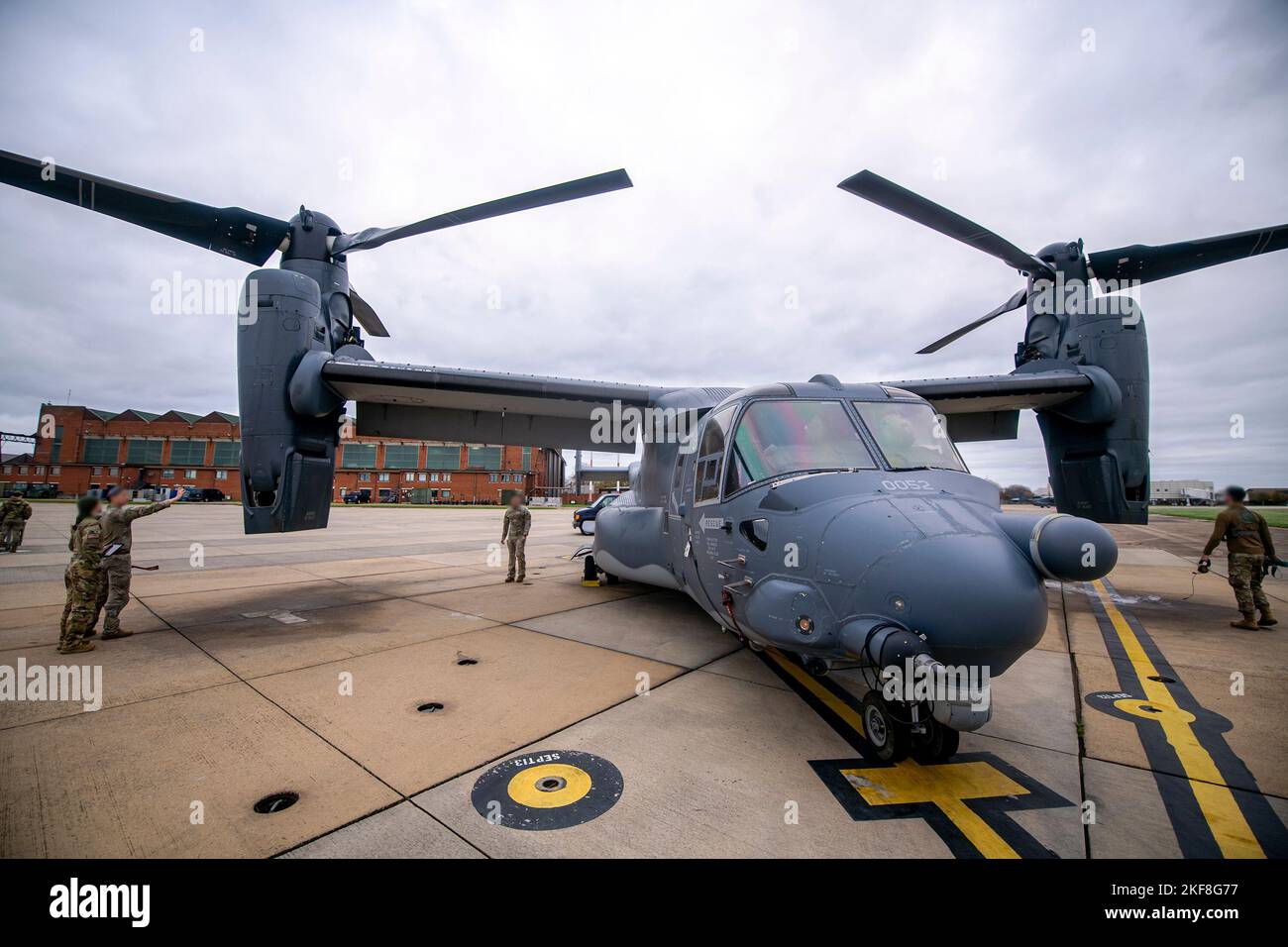 Flieger des Special Operations Wings 352d inspizieren einen CV-22B ...