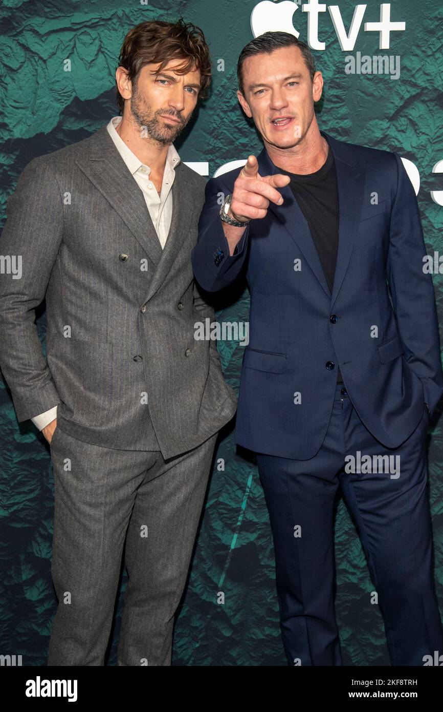 NEW YORK, NEW YORK - 16. NOVEMBER: Michiel Huisman und Luke Evans ...