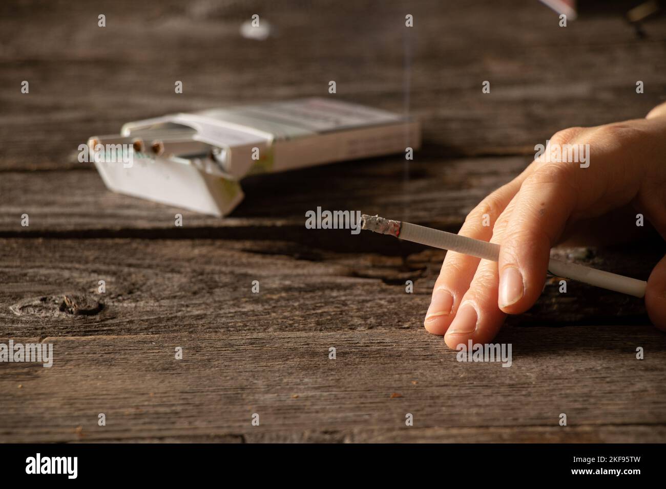 Old woman smoking party -Fotos und -Bildmaterial in hoher Auflösung – Alamy