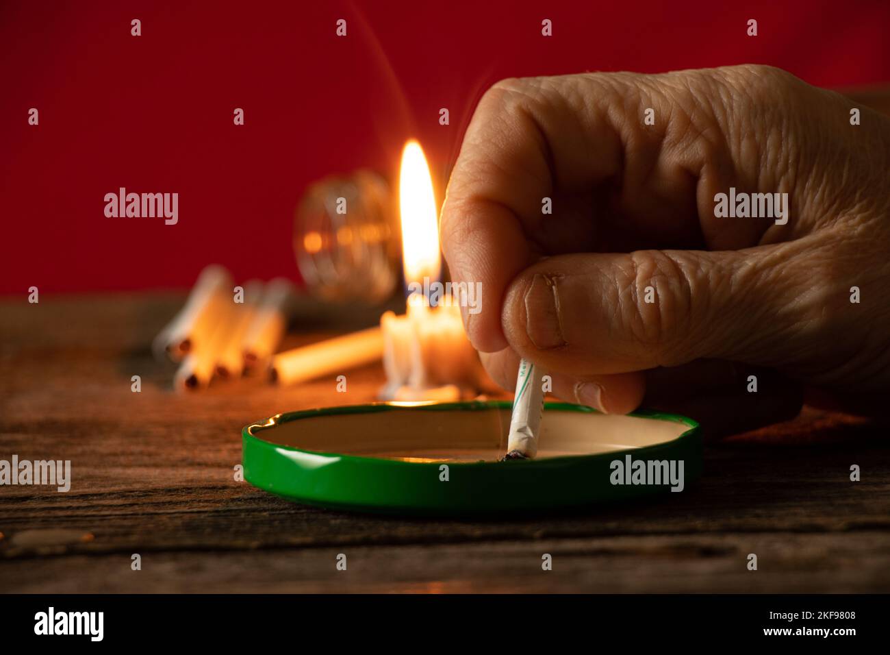 Old woman smoking party -Fotos und -Bildmaterial in hoher Auflösung – Alamy