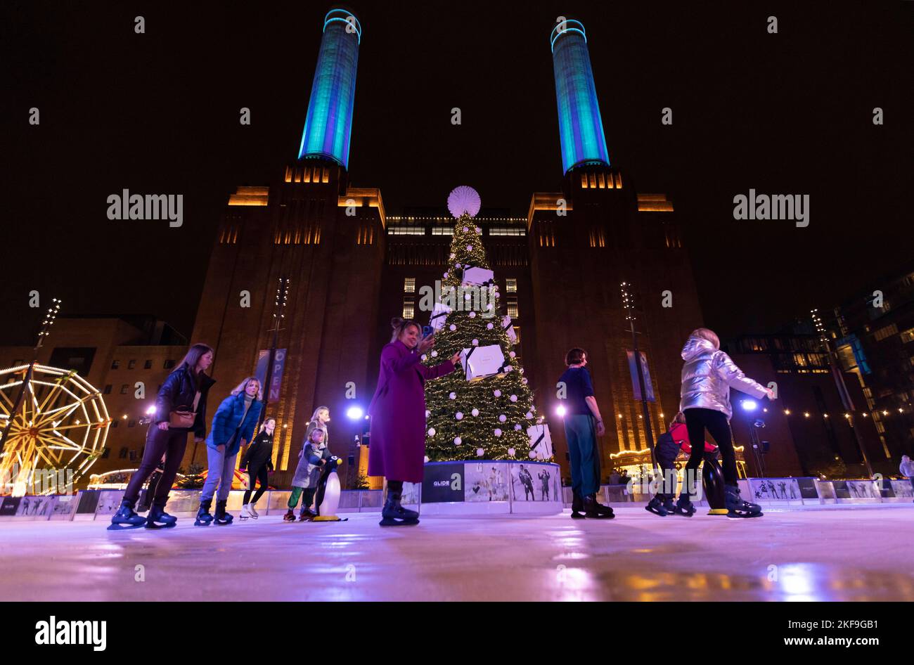 Die Menschen genießen die Eröffnung der Eisbahn des Battersea Power ...