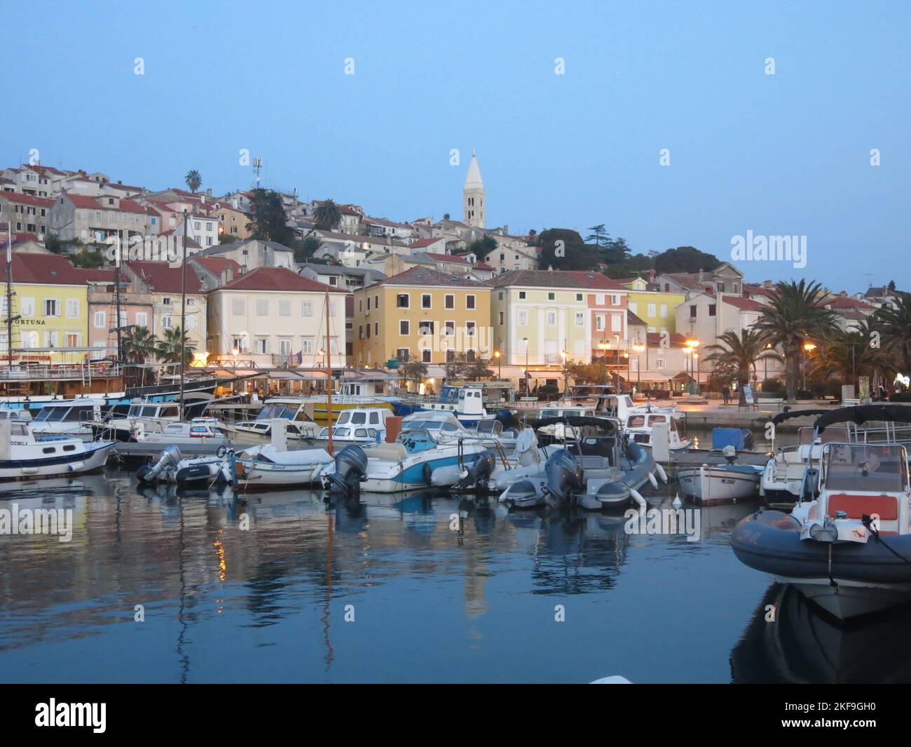 Besuchen Sie Kroatien: Ein abendlicher Spaziergang entlang der Küste in ...