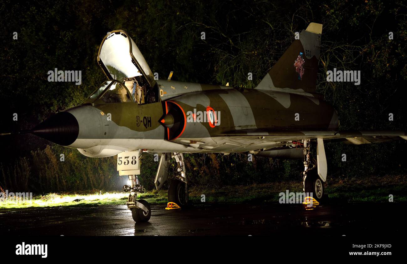 Die Dassault Mirage III ist eine Familie von ein-/zweisitzigen, einmotorigen Kampfflugzeugen ...