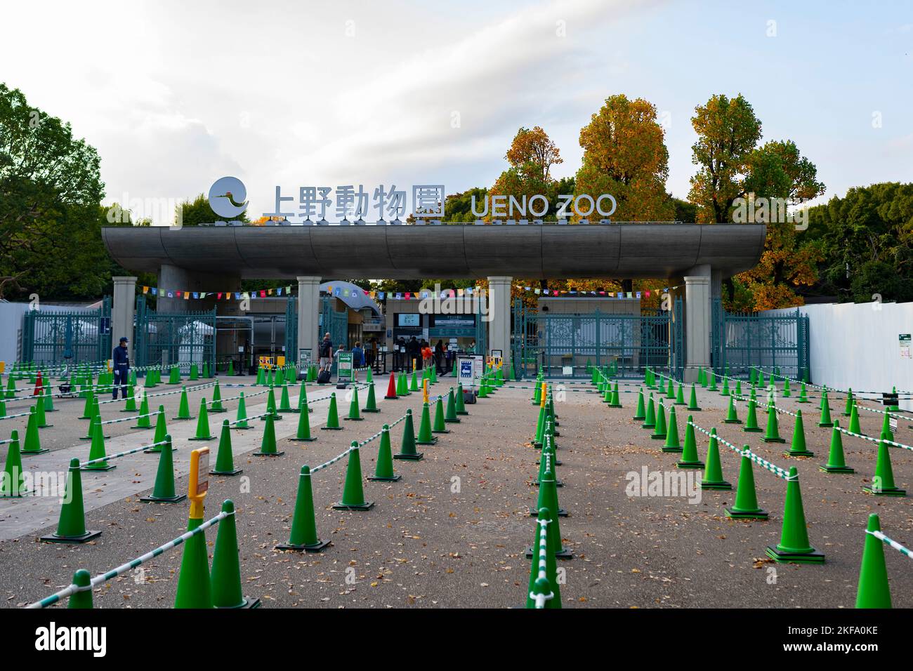 Tokio, Japan. 4.. November 2022. Der Eingang zum Ueno Zoo (æ © è³œä¸Šé ...