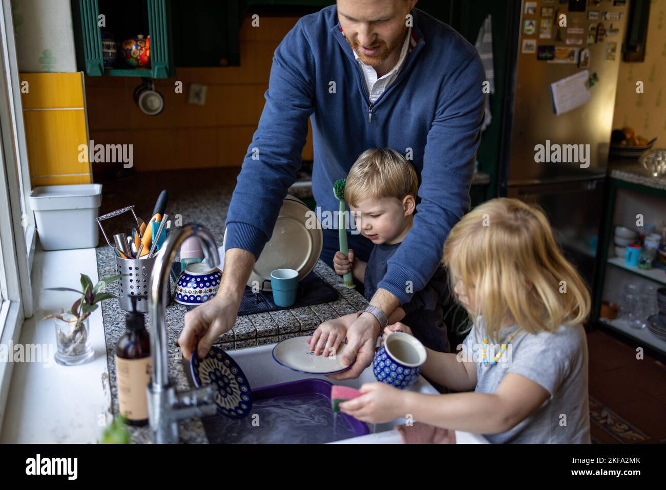 Kinder helfen den eltern bei der hausarbeit -Fotos und -Bildmaterial in hoher Auflösung – Alamy