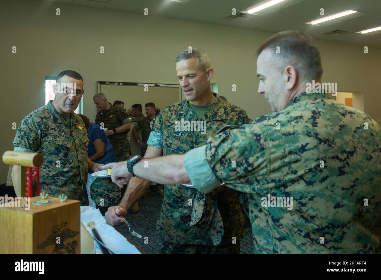 Der US Navy Capt. James M. Peugh, rechts, der Kommandokaplan mit Marine ...