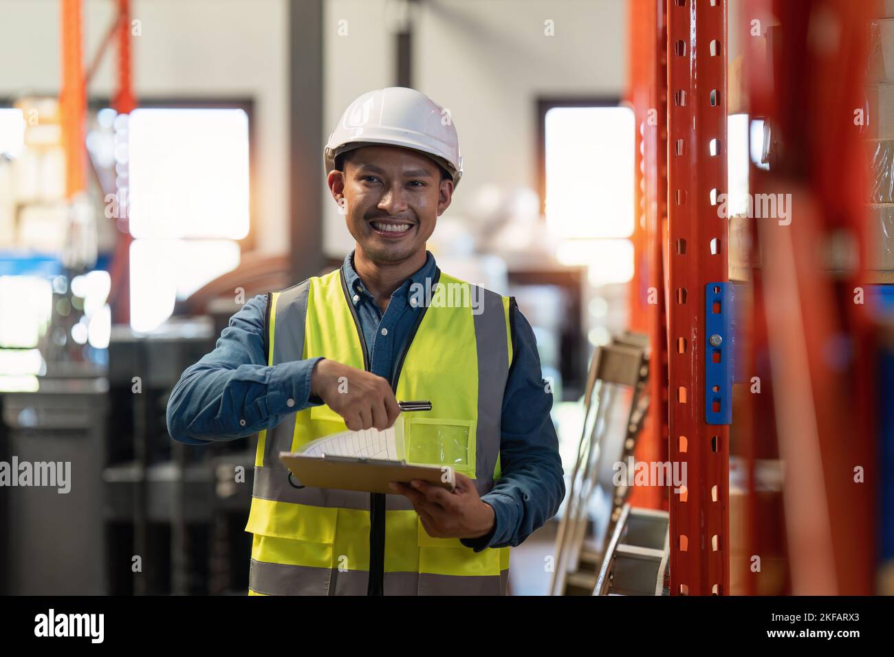 Arbeiten im Lager. Männlicher Lagerarbeiter, der in der Lagerabteilung ...