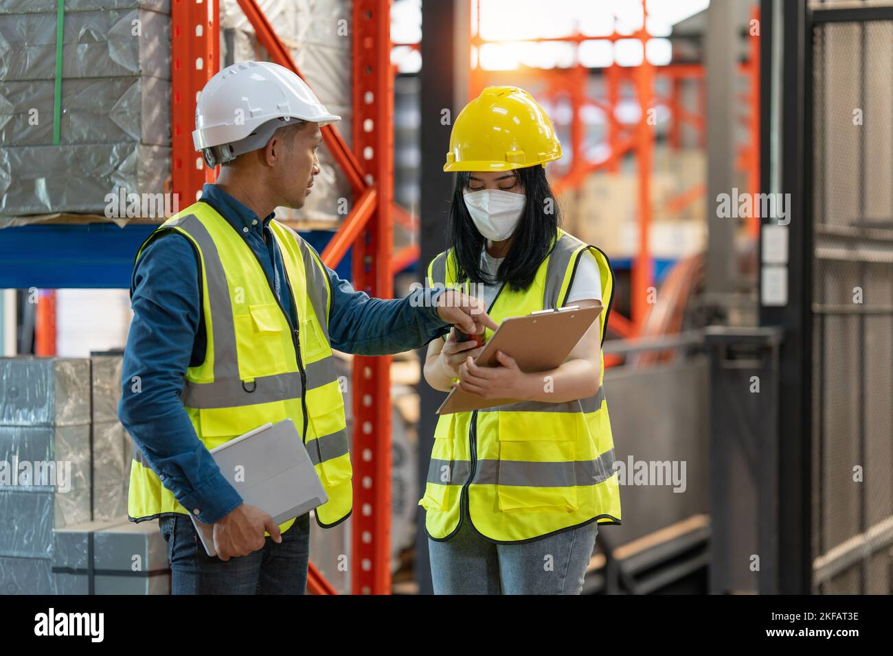 Arbeiten im Lager. Männlicher Lagerarbeiter, der in der Lagerabteilung ...