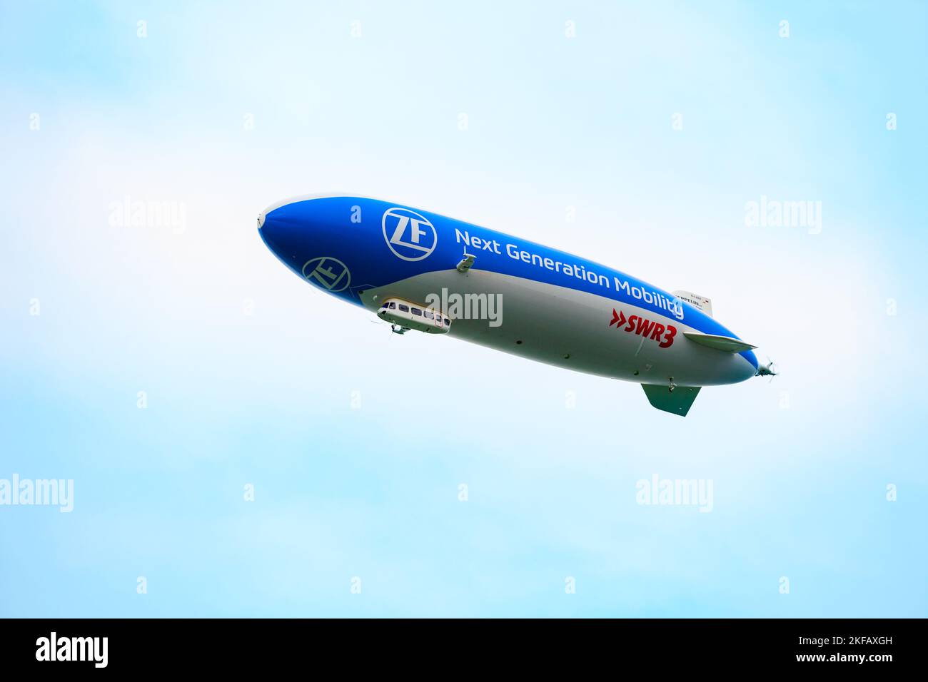 Friedrichshafen, Deutschland - 05. Juli 2021: Der Zeppelin NT am Himmel ...