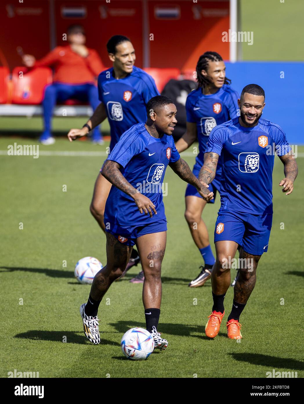 DOHA - Virgil van Dijk aus Holland, Steven Bergwijn aus Holland, Nathan ...