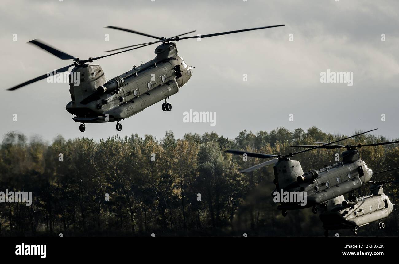 KATWIJK - Hubschrauber während der Falcon Herbst Militärübung. Soldaten der Armee und der ...