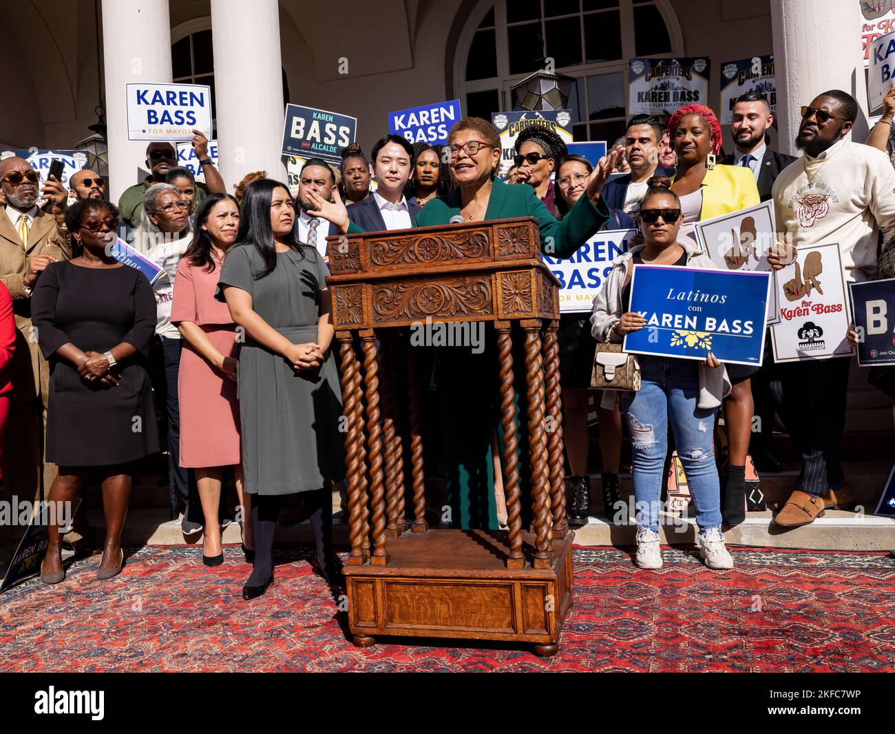 Die Bürgermeisterin von Los Angeles, Karen Bass, sprach mit einer ...