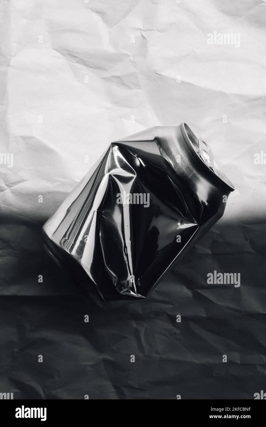 Aluminium zerknitterte dose -Fotos und -Bildmaterial in hoher Auflösung ...