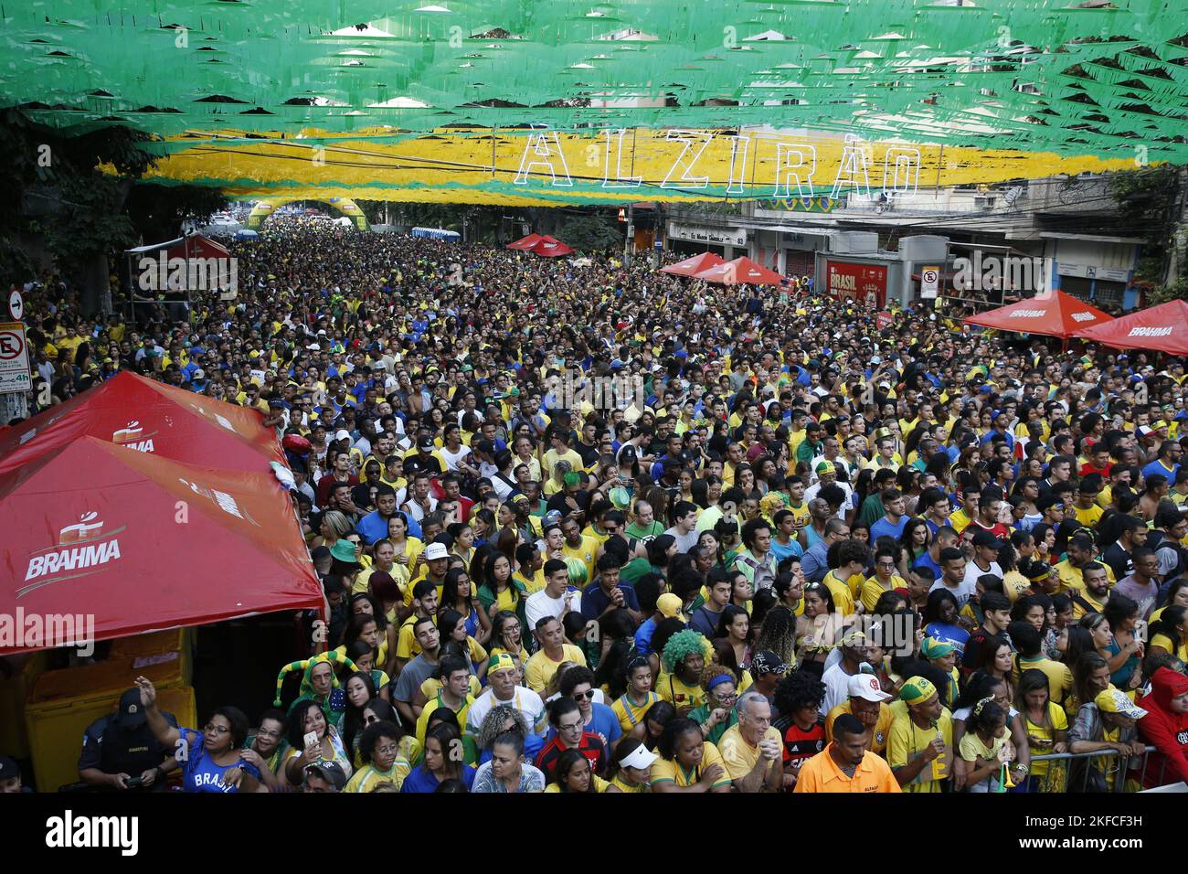 Brasilianische Fans versammeln sich auf der Straßenparty, um die ...