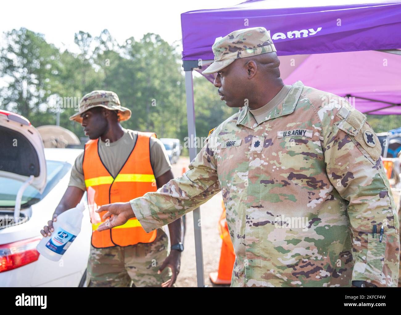 LT. Col. Rodney Hodge (rechts), Kommandant des 298. Support Bataillons ...