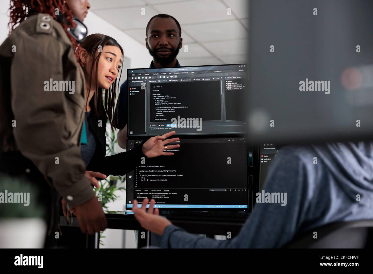 Team von Systemtechnikern, die Daten schreiben und über die Programmiersprache diskutieren ...