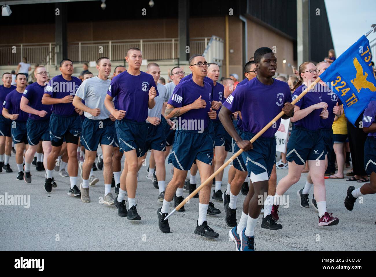 Mehr als 500 Luftwaffe, die dem 324. Training Squadron zugewiesen wurde ...