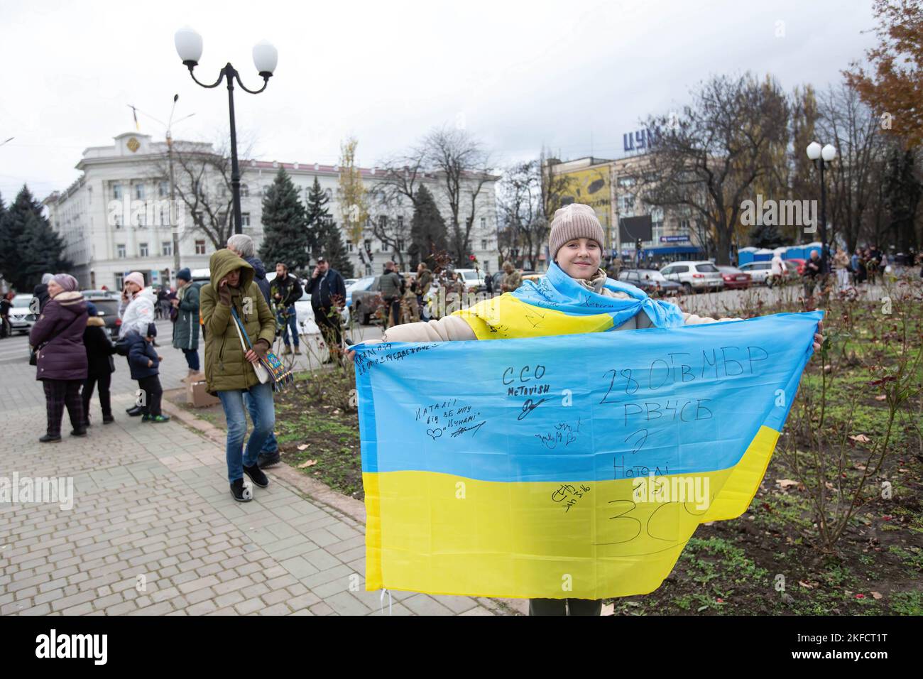 Cherson, Ukraine. 16.. November 2022. Ein Mädchen posiert für ein Foto ...
