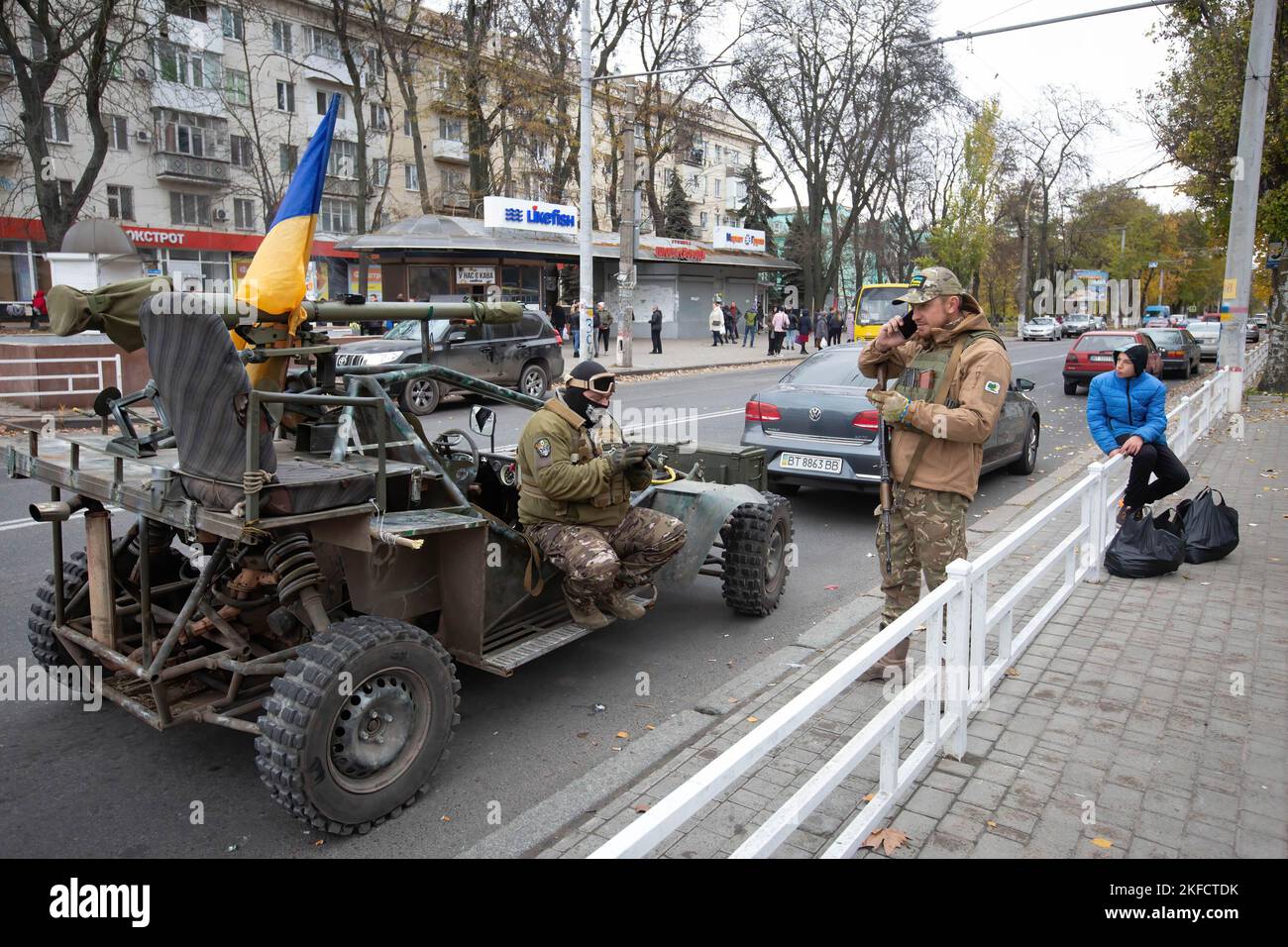 Cherson, Ukraine. 16.. November 2022. Ukrainische Soldaten und ein ...
