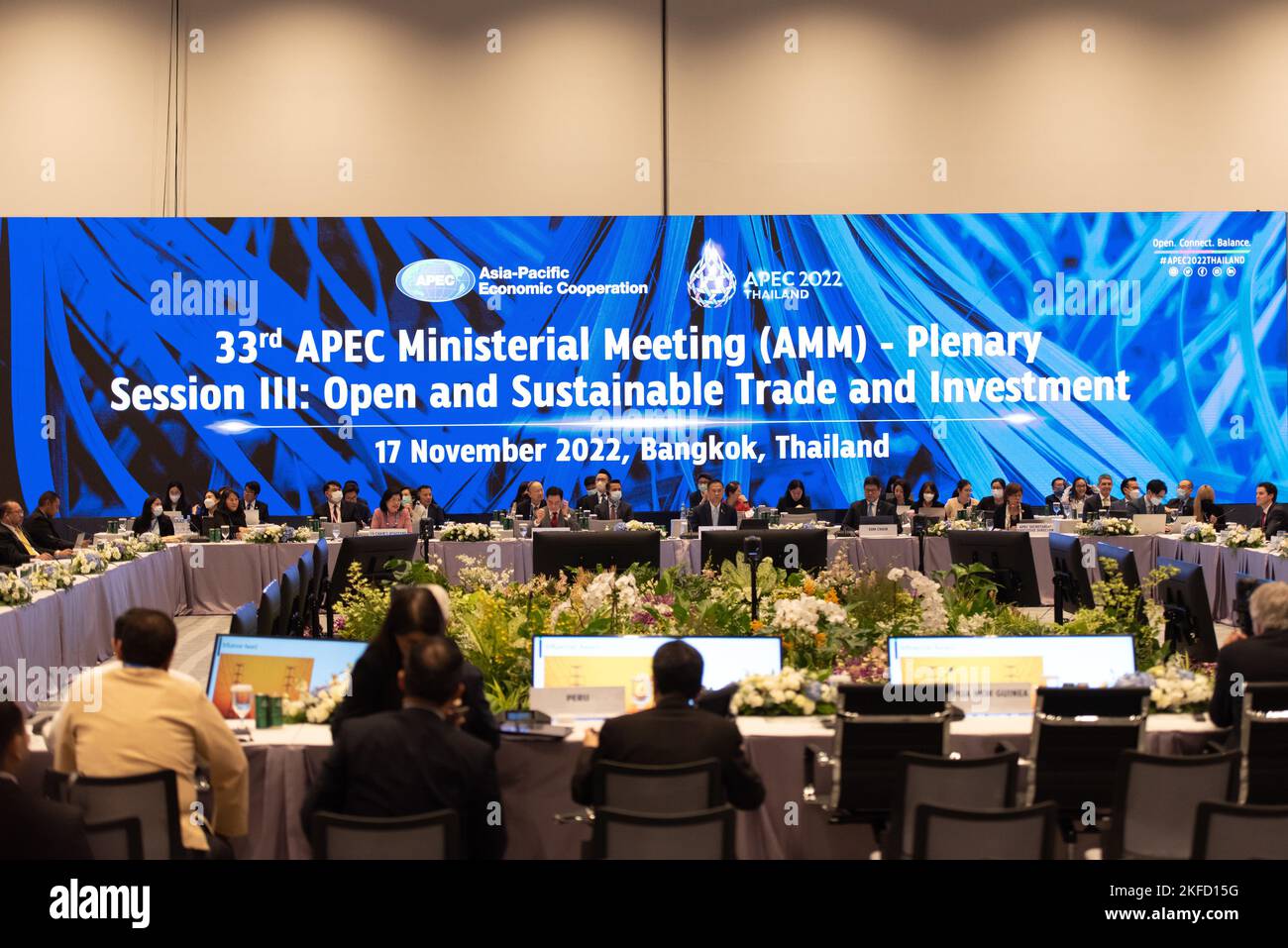 Bangkok, Thailand. 17.. November 2022. APEC-Minister und -Delegierte bei Runde 2 der 33. nehmen ...