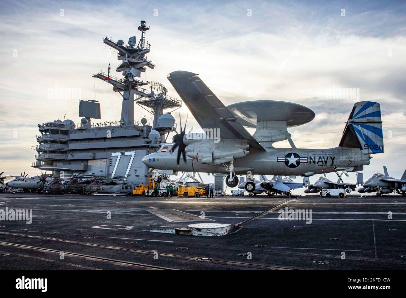 Adria. 13.. November 2022. Ein E-2D Hawkeye, der an Carrier Airborne ...