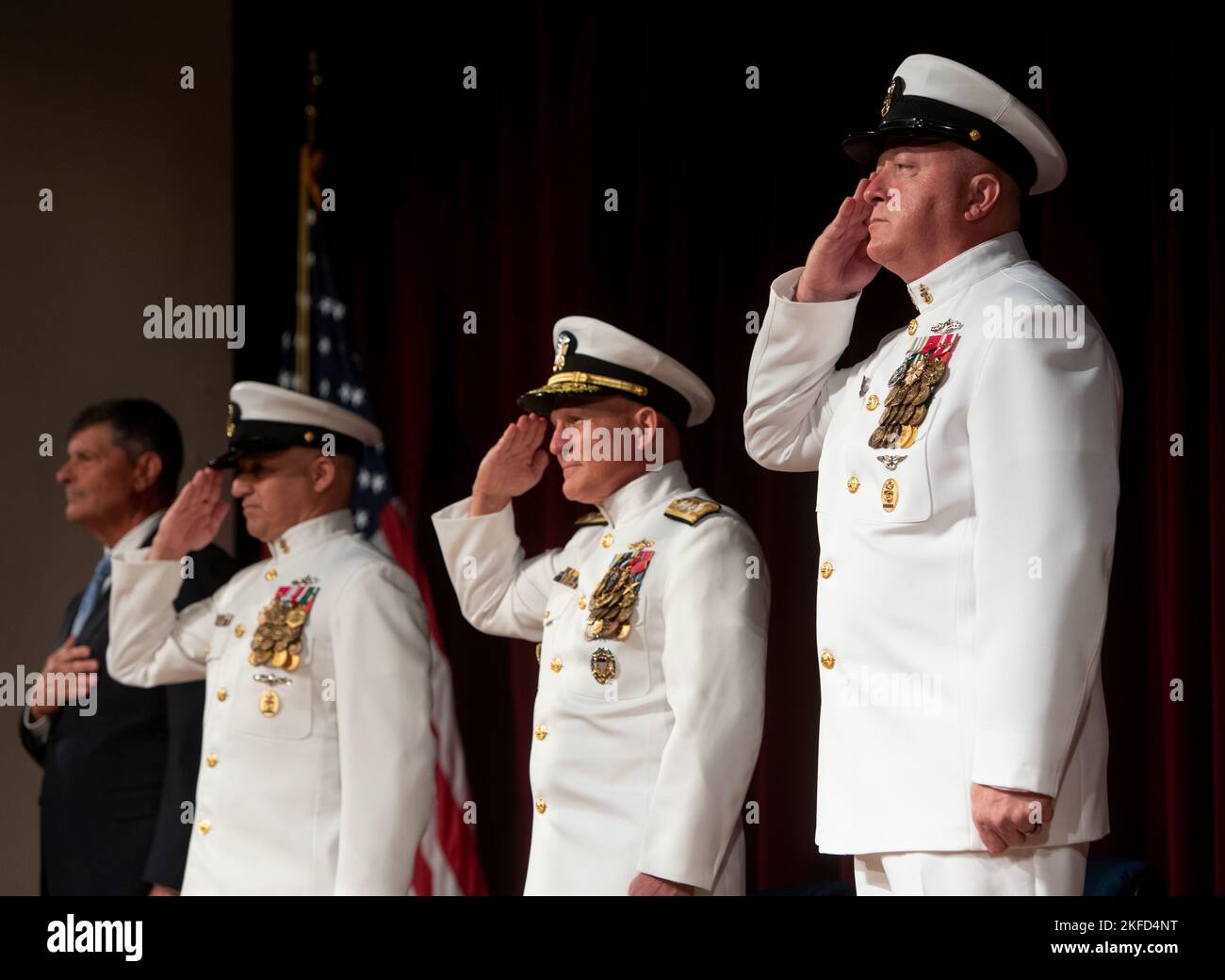 ANNAPOLIS, MD. (Sept 8, 2022) von rechts nach links, Master Chief Petty Officer der Marine ...