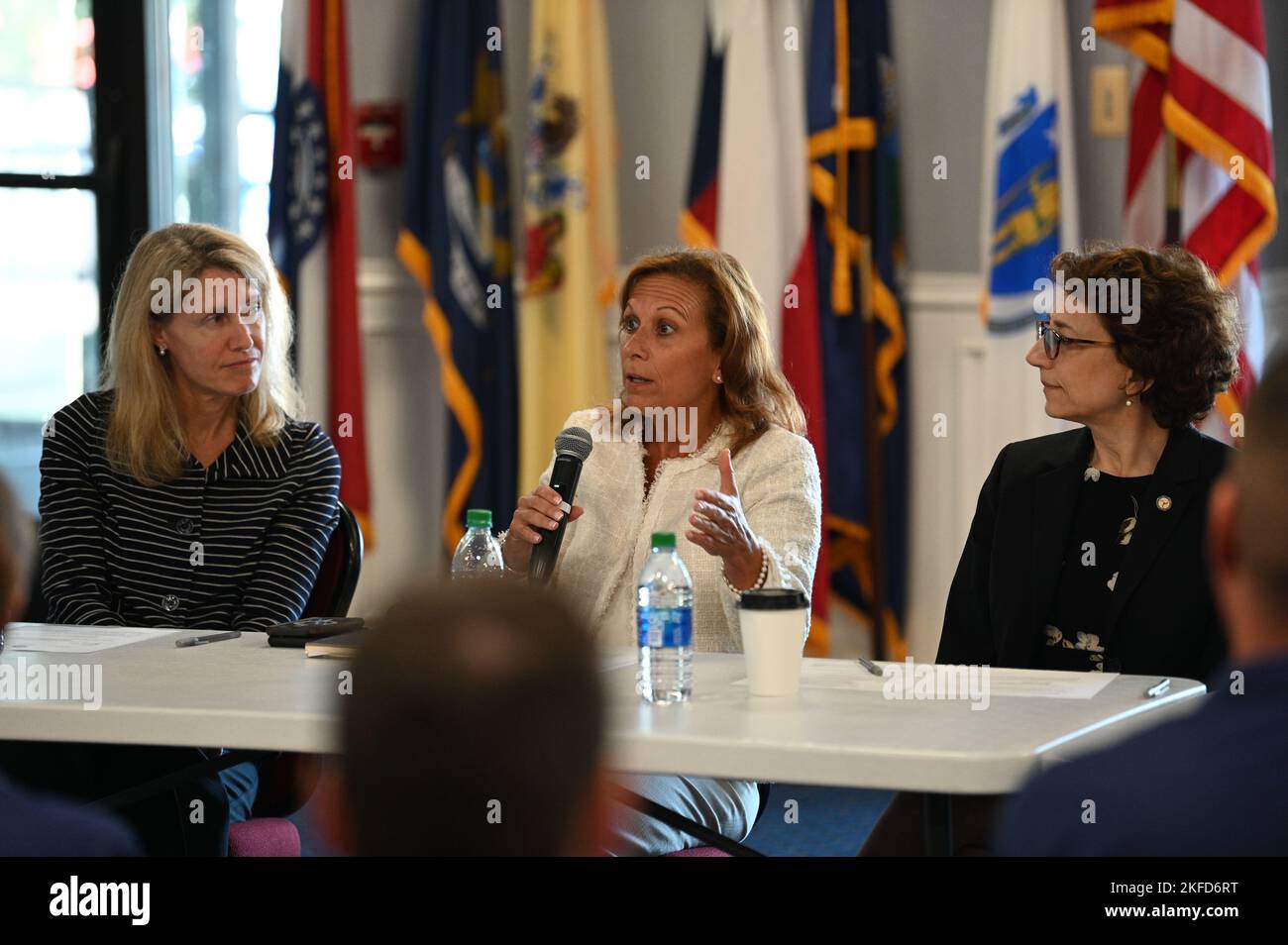 Lisa Weiland, CEO der Massachusetts Port Authority (links), Jeanne ...