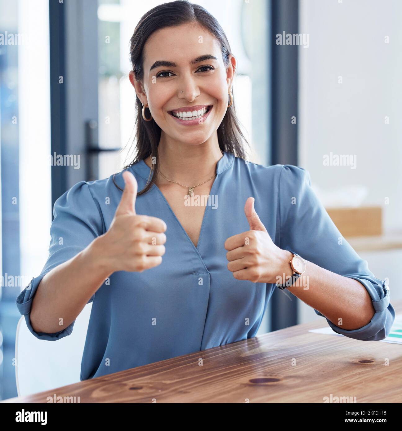 Daumen hoch, Geschäftsfrau und Porträt in Büro-Startup-Arbeitsplatz für ...