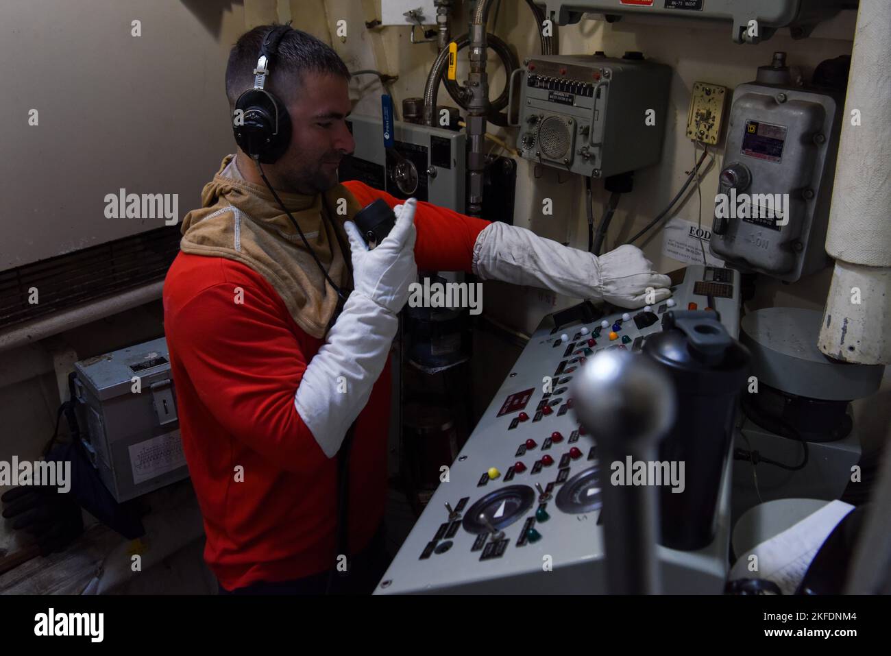 US Coast Guard Petty Officer 2. Class Alex Boucher energetisiert die MK ...