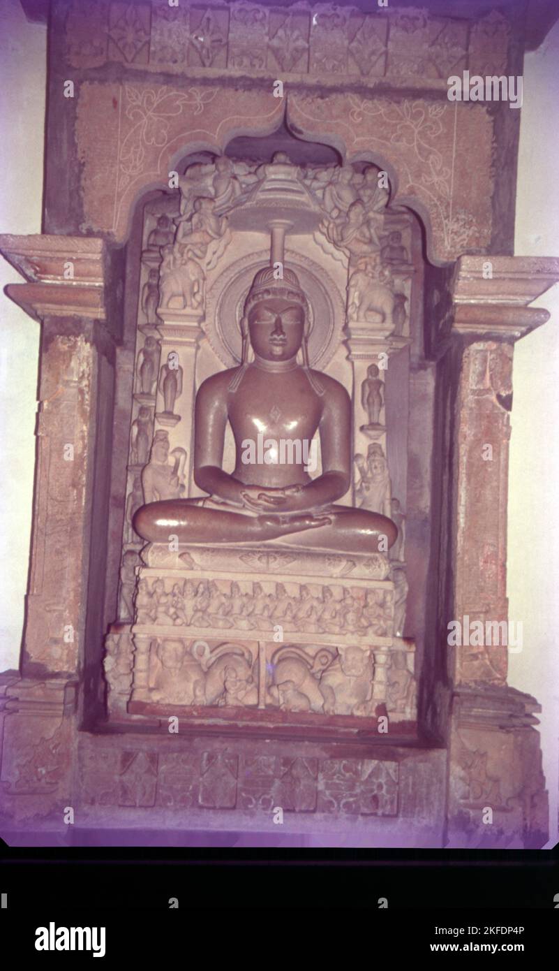 Jain symbole auf dem sitz -Fotos und -Bildmaterial in hoher Auflösung ...