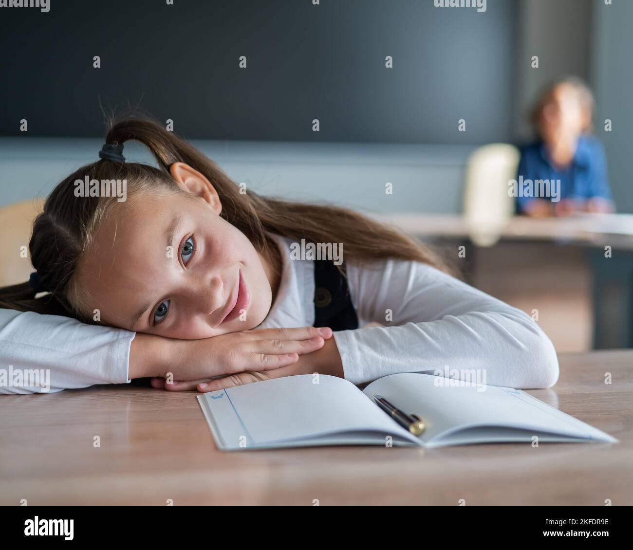 Lehrerin sitzt auf dem pult -Fotos und -Bildmaterial in hoher Auflösung ...