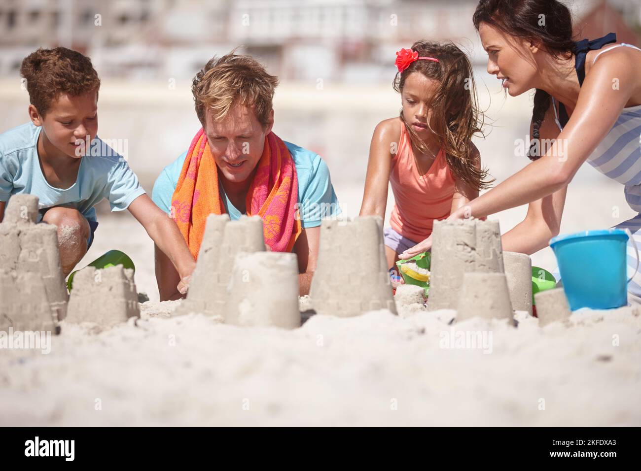 Familienbau sandburgen -Fotos und -Bildmaterial in hoher Auflösung – Alamy