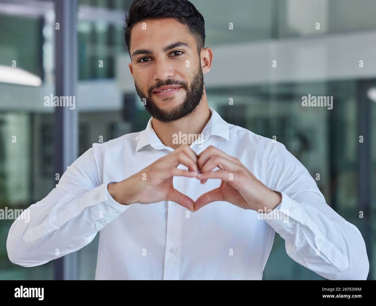 Geschäftsmann, Herz-Emoji und Lächeln des CEO, Chef oder Leiter für ...