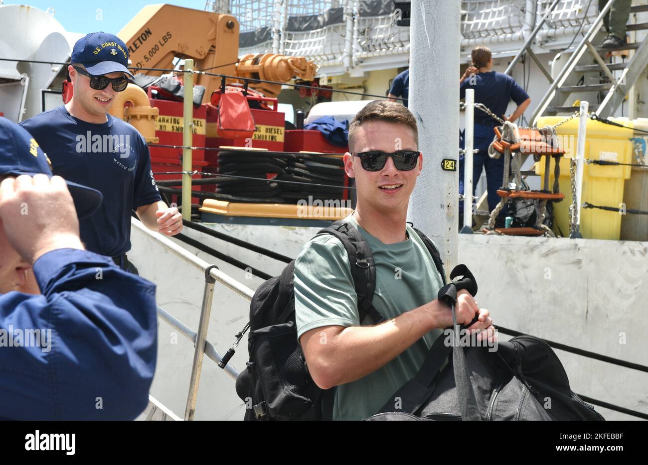 Die Crew-Mitglieder der USCGC Mohawk (WMEC 913) steigen am Pier in Key ...