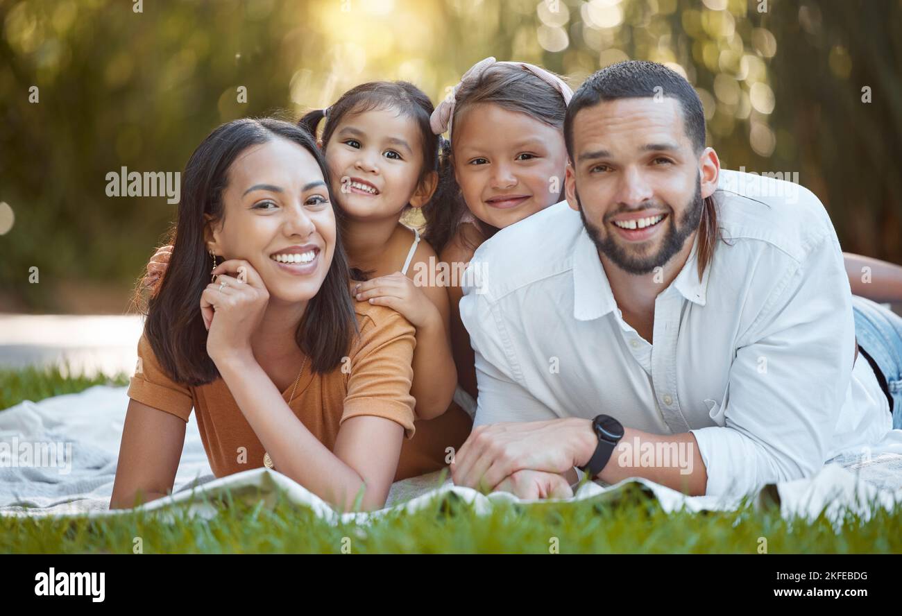 Familie, Portait und Garten mit einem Mann und einer Frau, die sich im Sommer mit ihren kleinen ...