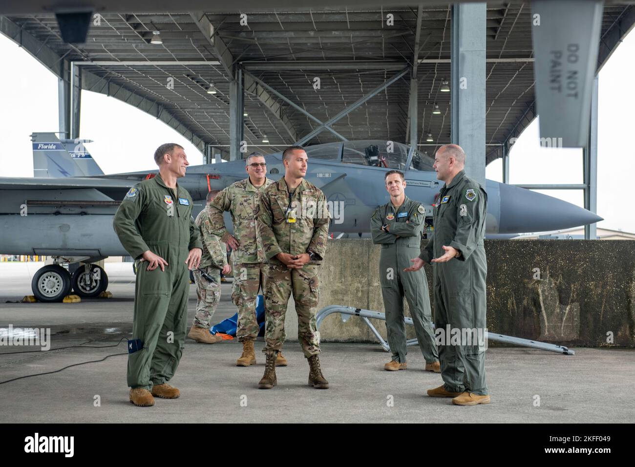 Von links: US Air Force Col. George Downs, Commander, 125. Fighter Wing ...