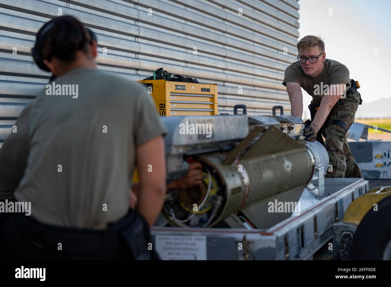 Ein Team der 357. Fighter Generation Squadron Weapons Load Crew ...