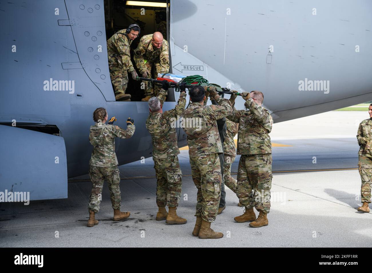 Mitglieder der 445. AES und ASTS beladen einen Abfall durch die ...