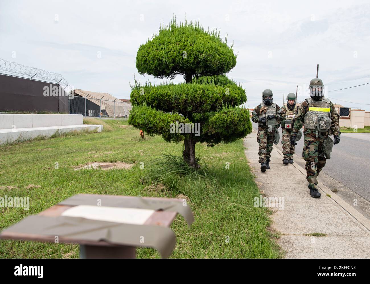 Senior Airman der US Air Force Joshua Crenshaw (links), 8. Healthcare ...
