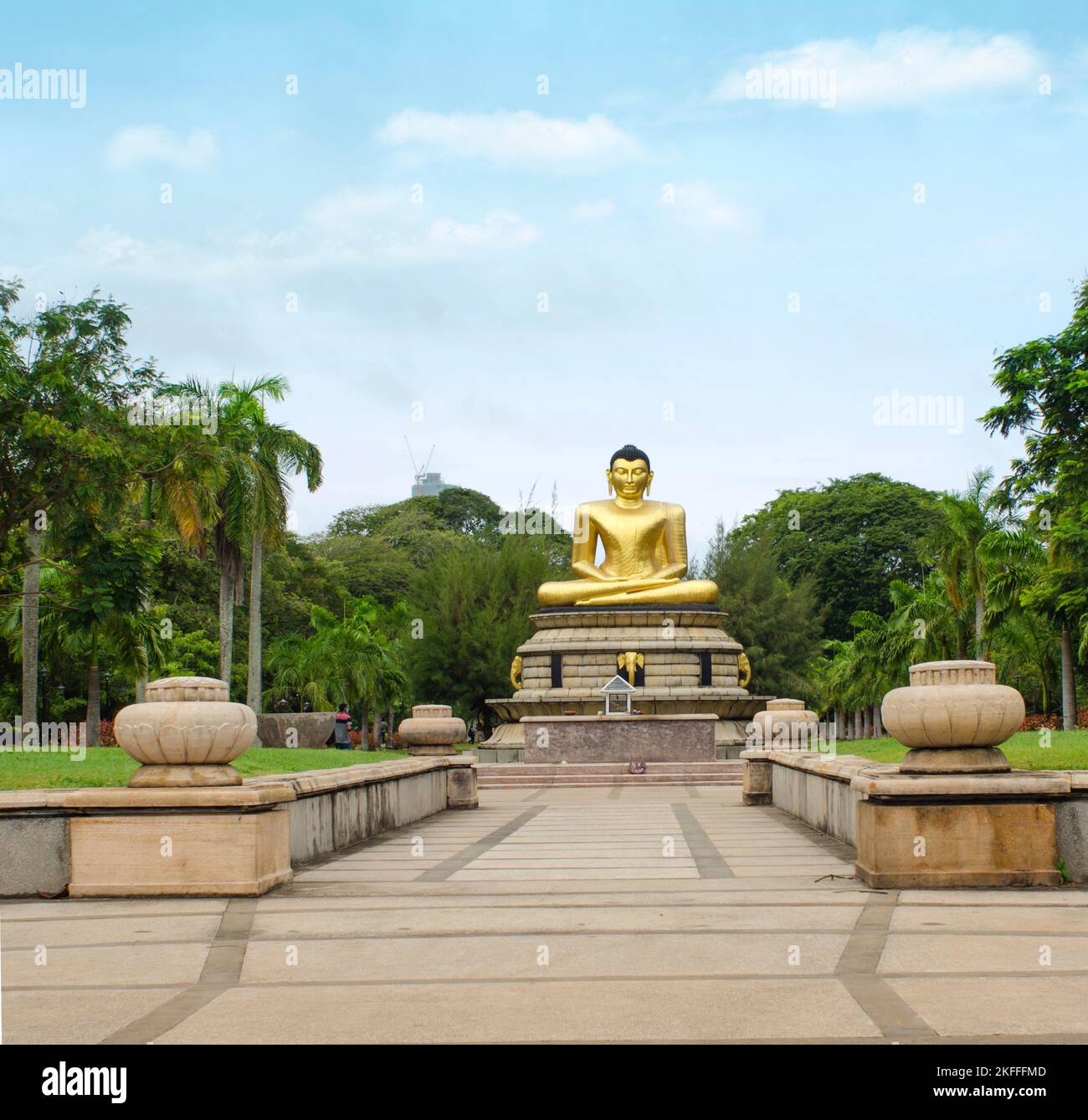 Die Statue des Goldenen Buddha befindet sich im Viharamahadevi Park ...