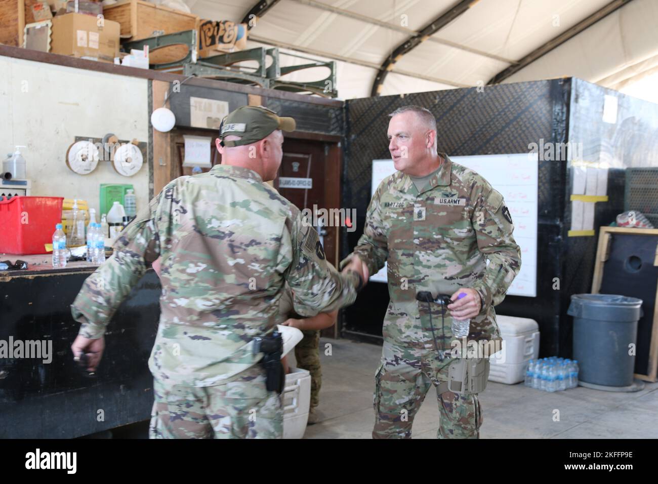 U.S. Army Command Sgt. Maj. Robert W. Hartzog (rechts) kommandiert ...