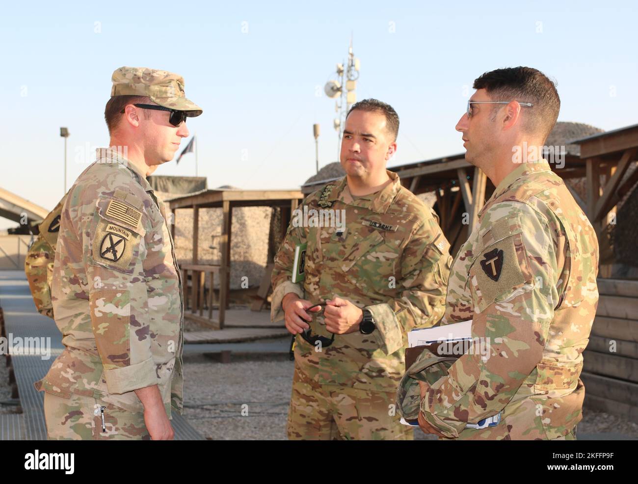 Oberst der US-Armee Scott P. Nichola, Kommandeur der Task Force Mustang ...